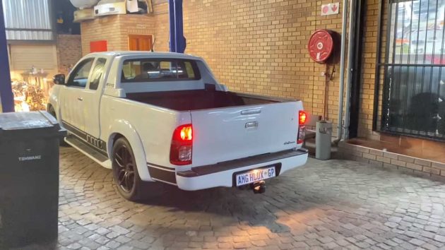 Toyota Hilux 6.3 V8 AMG，一辆连超跑都要小心的改装皮卡车 - automachi.com