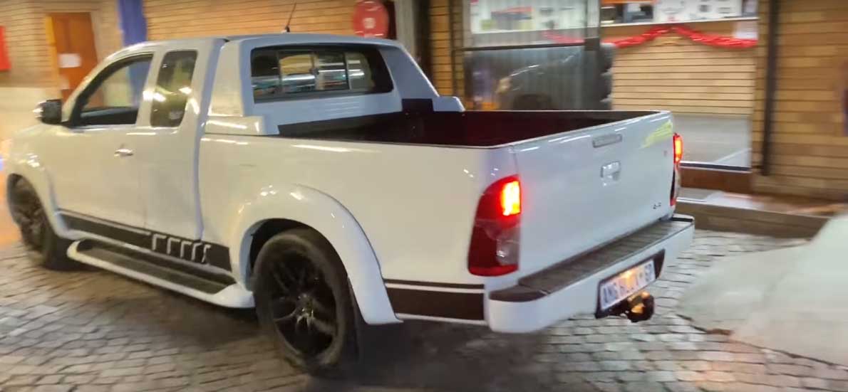 Toyota Hilux 6.3 AMG，一辆连超跑都要小心的改装皮卡车 - automachi.com