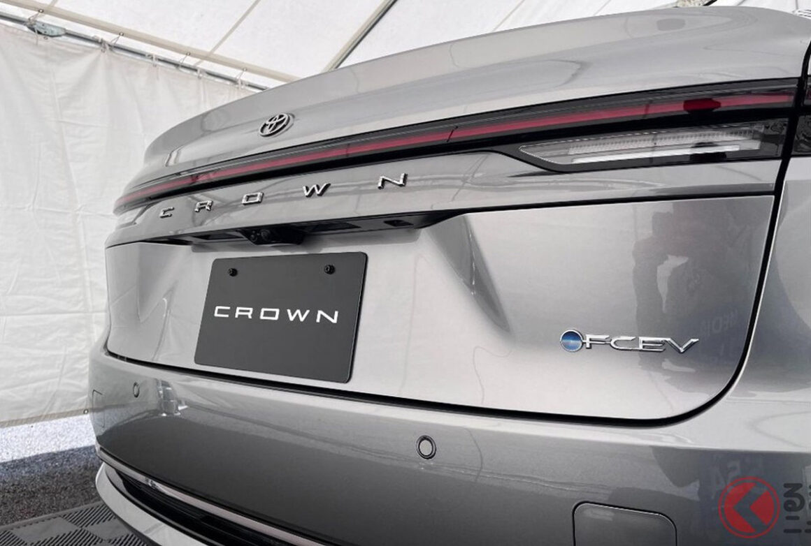 Toyota Crown Sedan 实车亮相：最纯正皇冠血统，新一代豪华房车预计 10 月正式发布。 - automachi.com