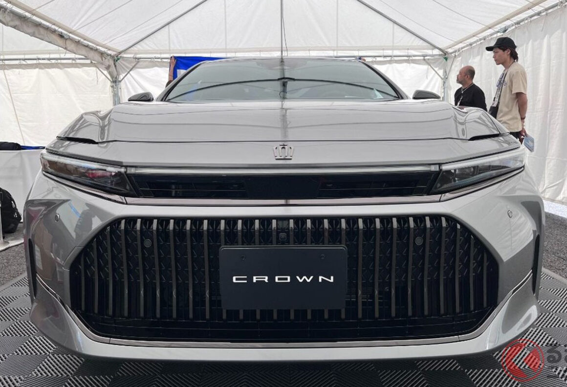 Toyota Crown Sedan 实车亮相：最纯正皇冠血统，新一代豪华房车预计 10 月正式发布。 - automachi.com