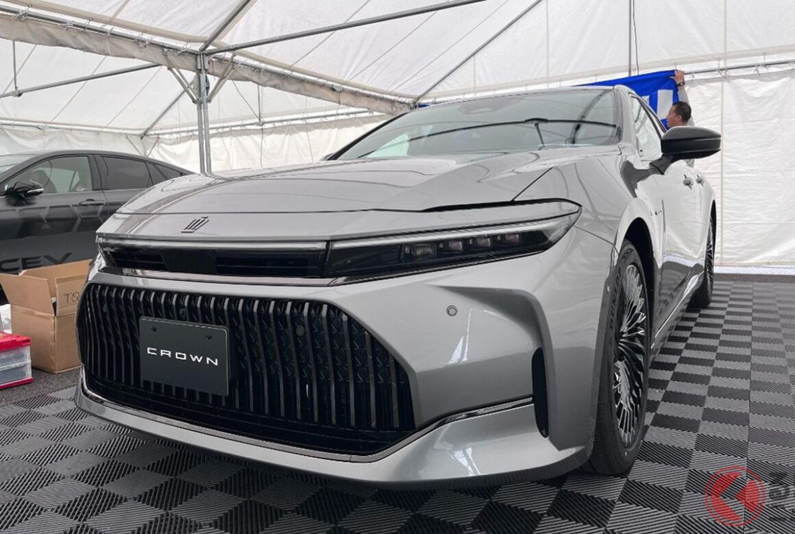 Toyota Crown Sedan 实车亮相：最纯正皇冠血统，新一代豪华房车预计 10 月正式发布。 - automachi.com