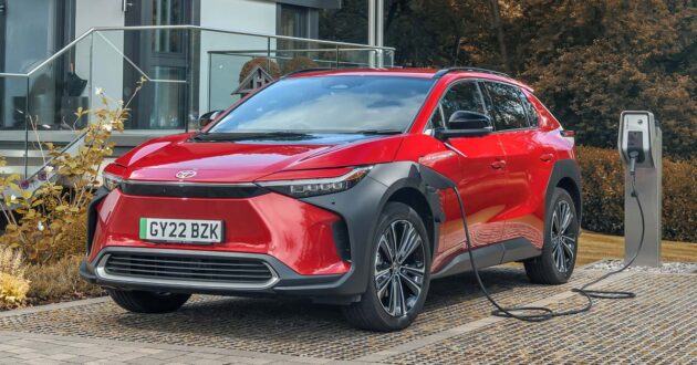 Toyota 高层认为 Electric Vehicle 技术还不够成熟，现阶段 Hybrid 会更符合用户的实际需求 ...