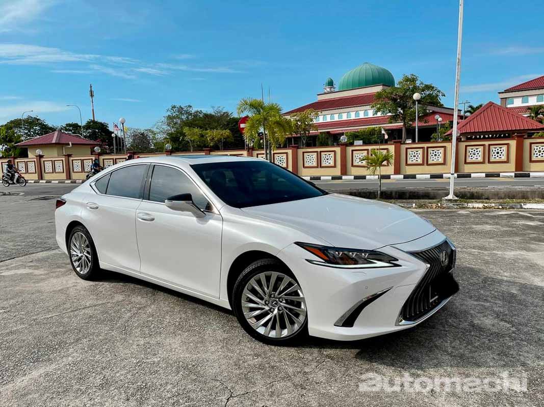 售价更实惠！新加坡德士公司用 Lexus ES 300h 来取代 Mercedes-Benz 当高级德士。 - automachi.com