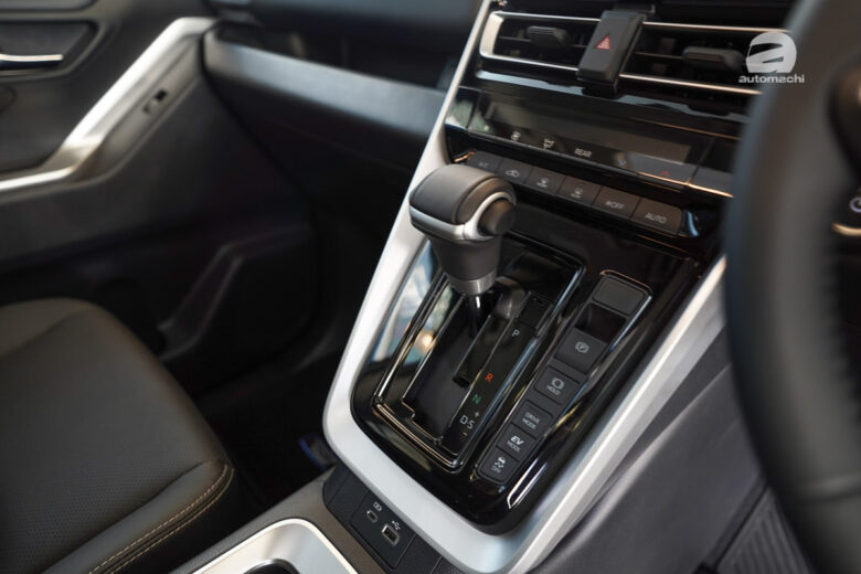 Toyota Innova Zenix 大马登场：搭载 2.0L 自吸或混动引擎，最多 8 人座的全新 MPV，新车价 RM 165,000 ...